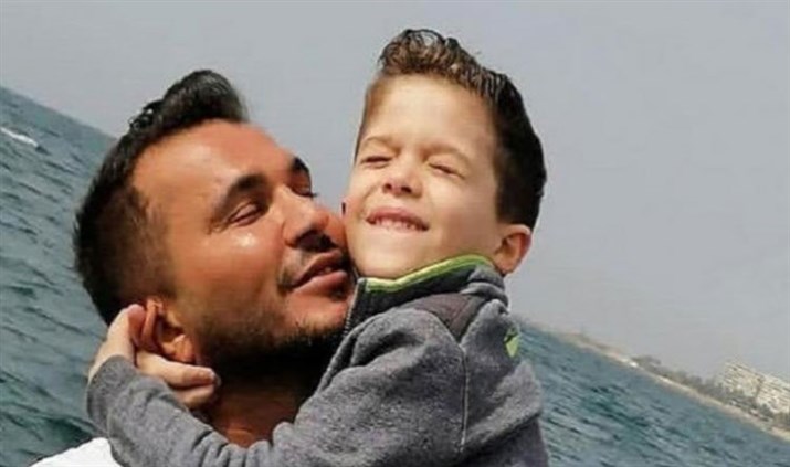 tayyar.org - بالفيديو- بعد وفاة والده.. ابن جورج الراسي يغني: "بحبك ...